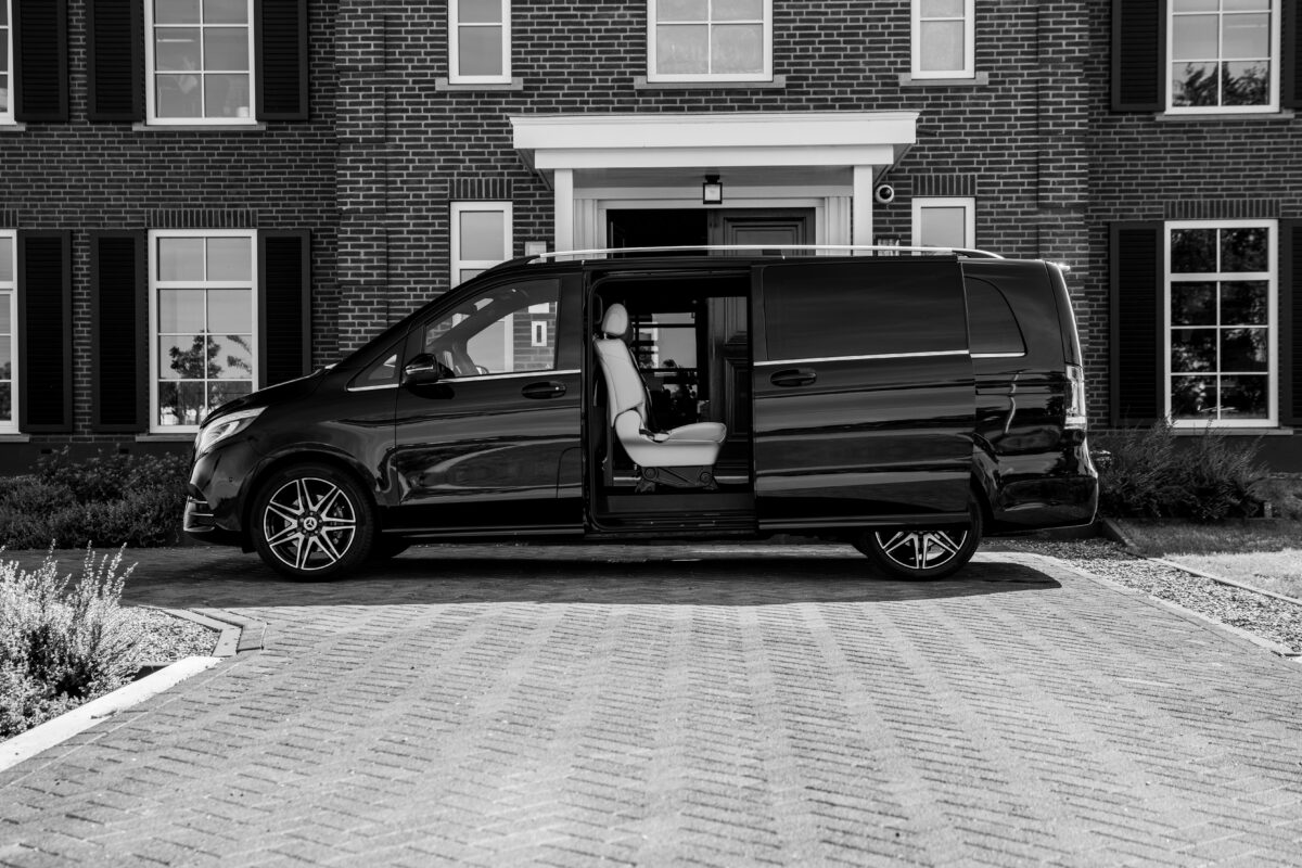 Minivan met chauffeur huren – Platinum Mobility